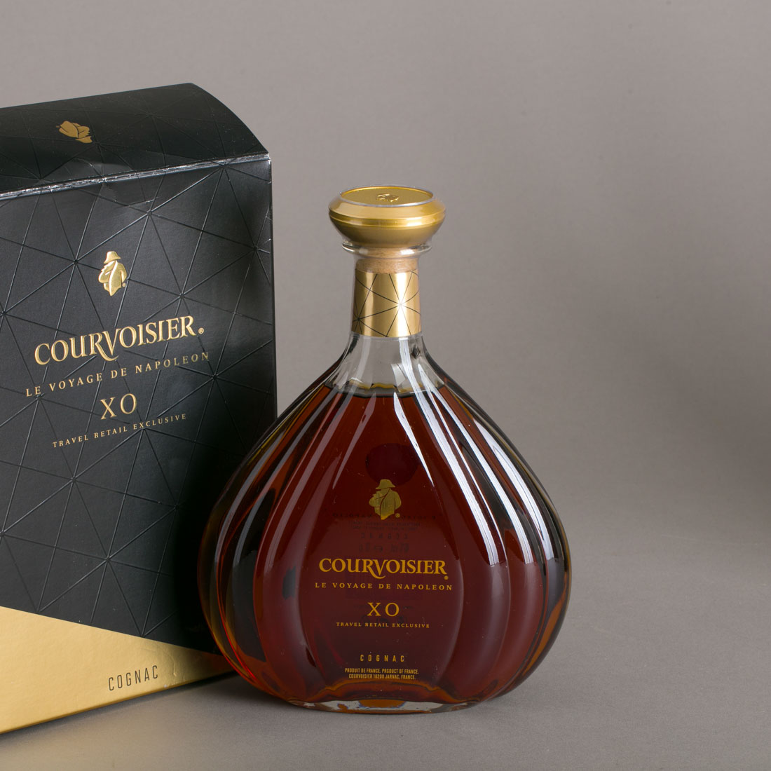 2024 | 3º Leilão Presencial: ‹833.› COGNAC COURVOISIER XO LE VOYAGE DE ...